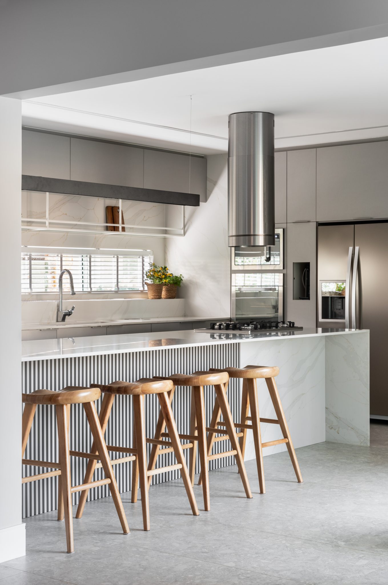 Banquetas para cozinha: saiba como escolher e confira inspirações