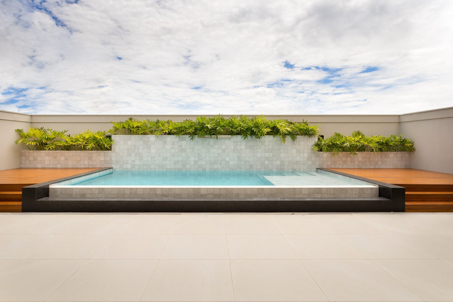 Piscina retangular: veja 10 inspirações com projetos contemporâneos